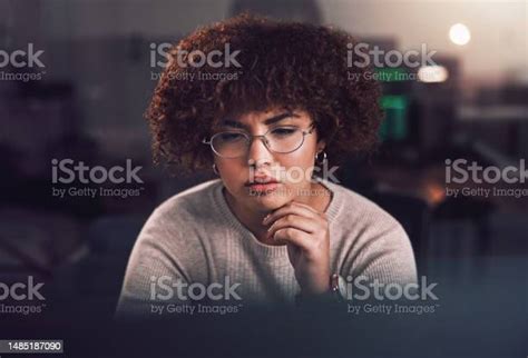 밤 컴퓨터 및 흑인 여성 프로그래머 소프트웨어 개발 및 사이버 보안 분석 미국 회사의 집중력 사고 및 사람 작업 네트워크 모니터