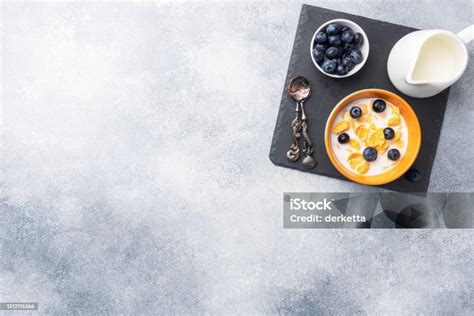 신선한 블루베리 꿀 우유를 곁들인 천연 시리얼로 만든 콘 플레이크 건강하고 건강한 아침 식사의 개념 복사 공간 회색 콘크리트 배경 건조한에 대한 스톡 사진 및 기타 이미지