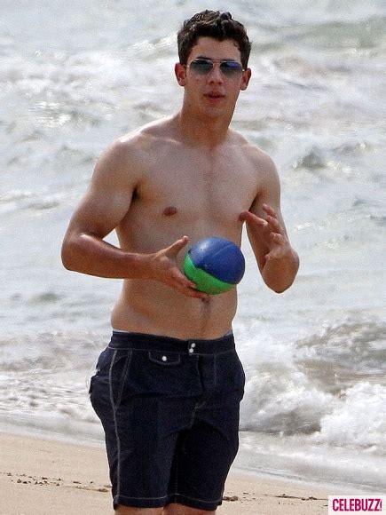 Omj Nick Jonas Y Joe Jonas Jugando En La Playay ¡sin Camisa