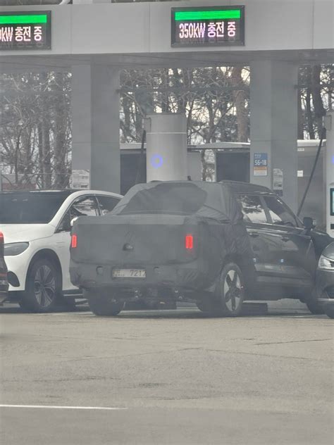 국산 최초 전기차 픽업트럭 ‘개뼈다귀 디자인 포착