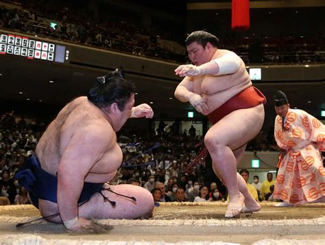 押し倒しで豪ノ山（左）を破った熱海富士（撮影・西海健太郎） スポニチ Sponichi Annex スポーツ
