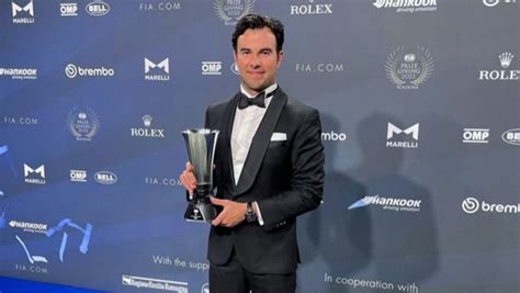 Checo Pérez recibe su premio de la FIA Reporte Indigo