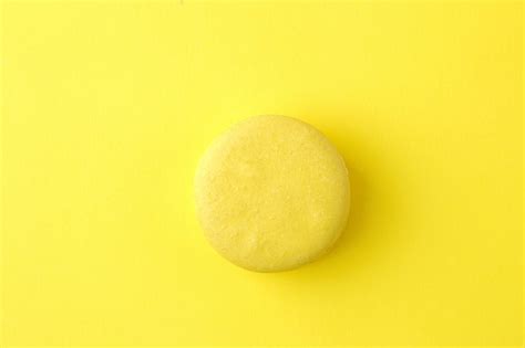 마카롱 프랑스 의 여러 가지 빛깔의 마카롱 케이크 밝은 노란색 배경에 작은 프랑스어 달콤한 케이크 디저트 과자 맨 위 보기입니다