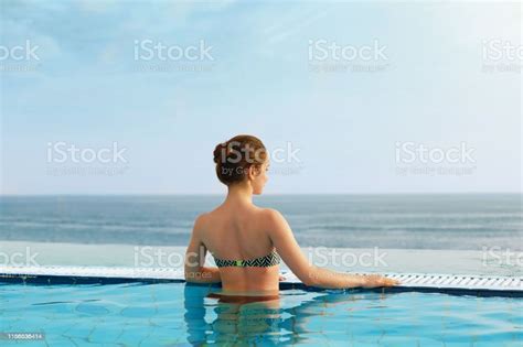 럭셔리 리조트 인피니티 풀 워터에서 휴식을 취하는 여성 여름 여행 휴가를 즐기는 아름다운 행복한 건강한 여성 모델 바다 전망을