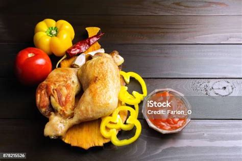 야채 향신료와 어두운 나무 판자에 케첩 절단 보드에 두 개의 구운된 닭 다리 갈색에 대한 스톡 사진 및 기타 이미지 갈색