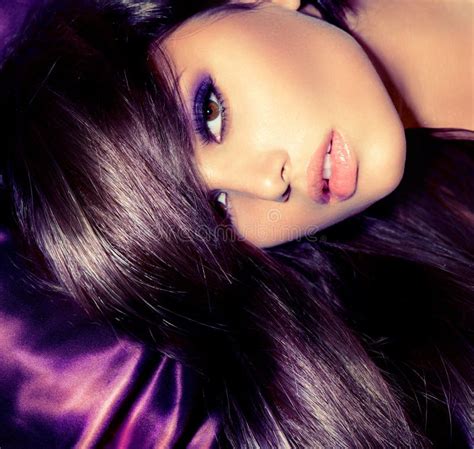 Retrato De La Mujer De La Moda Del Encanto Foto De Archivo Imagen De Pelo Peinado