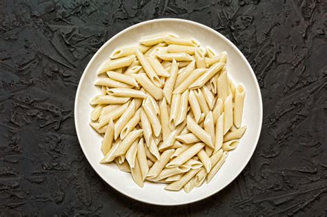 通心粉 通心粉麵食 義大利面 傳統 義大利 白色菜 黑色表 頂部視圖 特寫 石桌 照片檔及更多 乾的 照片 乾的 健康的生活方式 健康