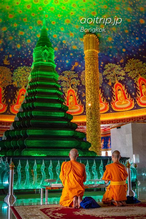ワットパクナム寺院 エメラルドに輝く仏塔（バンコク）エメラルドグリーンの仏塔で有名なバンコクのワットパークナム寺院（wat Paknam）へ