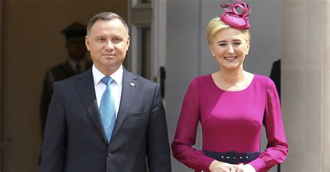 W TVP styl i kreacje Agaty Dudy oceniał podrabiany projektant