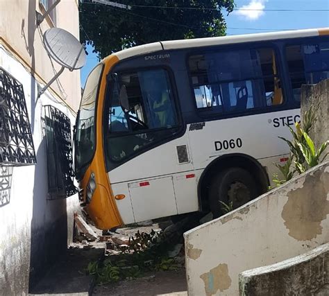 Micro ônibus Bate Em Muro E ‘invade Conjunto Residencial Em Salvador