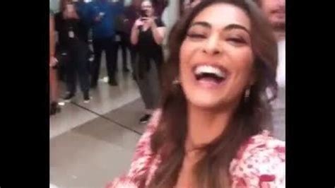 Juliana Paes mostra bolos de Maria da Paz para o público