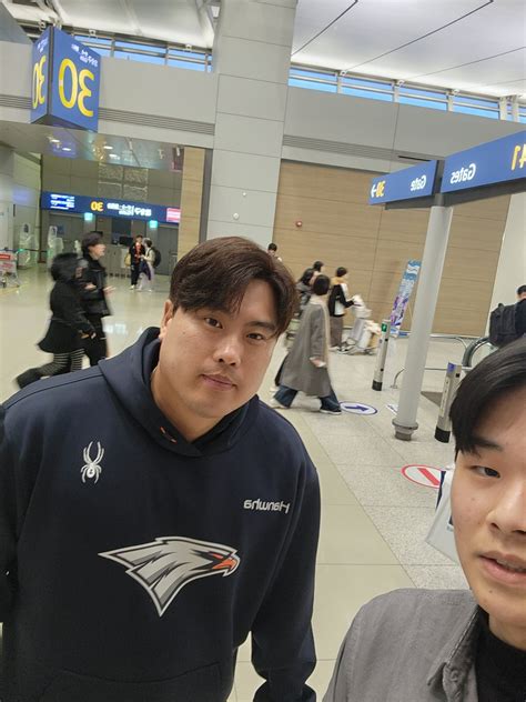 최강 한화 내 사랑 이글스 오늘 아침 아들이 인천공항에서 아빠가 제일 좋아하는 한화이글스와 류현진선수를 만났다고 자랑한다