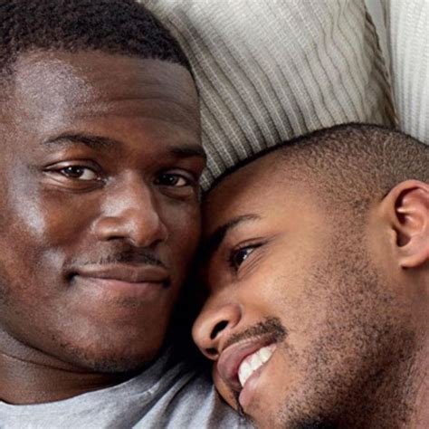 2 негра в кровати фото