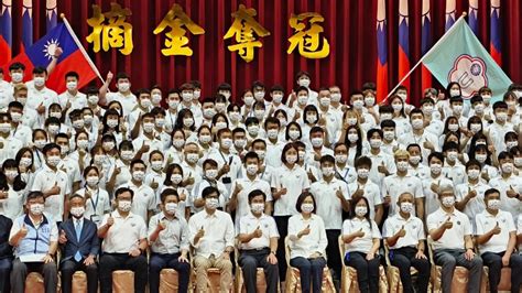 小英總統喊「台灣加油！」為成都世大運代表團授旗 勉選手突破自我