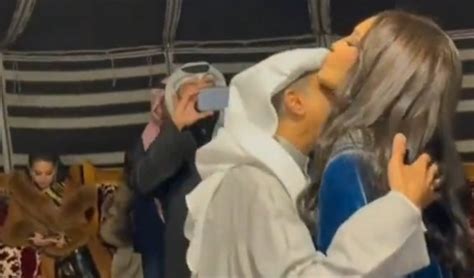 عبد الله الرويشد يقبل أحلام من رقبتها أمام الجميع ويثير الجدل على