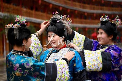 贵州榕江：盛装舞步闹侗年 人民图片网