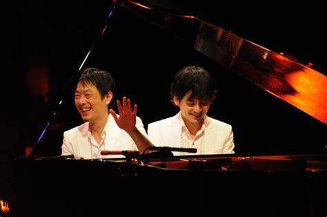 超絶兄弟ピアノデュオに密着、レ・フレールの魅力に迫るドキュメンタリー。