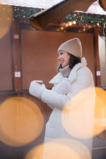 박람회 흰색 재킷과 흰색 모자를 쓴 소녀 소녀는 미소를 지었다 손에 커피 한잔 목조 여름 별장 소녀는 기뻐합니다 감정 12월에 대한 스톡 사진 및 기타 이미지 Istock