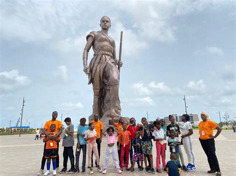 Visite touristique des enfants Les pensionnaires de Chums à la découverte des monuments