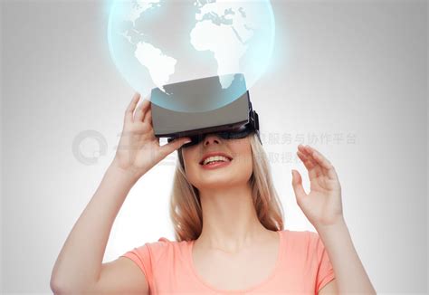 地球高清图片 技术，增强现实和人们观念 戴着耳机或3d眼镜，看着地球地球的虚拟投影的幸福年轻女人 人像图片免费下载 格式 6937像素