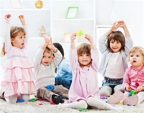 客厅里举手的孩子。图片素材id148073444 花瓣网