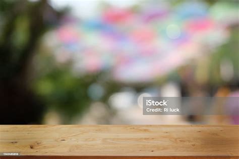 레스토랑의 추상 흐린 Bokeh 배경 앞에 빈 어두운 나무 테이블 제품을 표시 하거나 몽타주에 사용할 수 있습니다 공간에 대 한