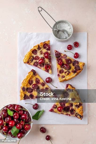 베이킹 페이퍼에 체리가있는 Clafoutis 조각 전통적인 수제 프랑스 체리 파이 상단 보기 왁스 페이퍼에 대한 스톡 사진 및 기타 이미지 Istock