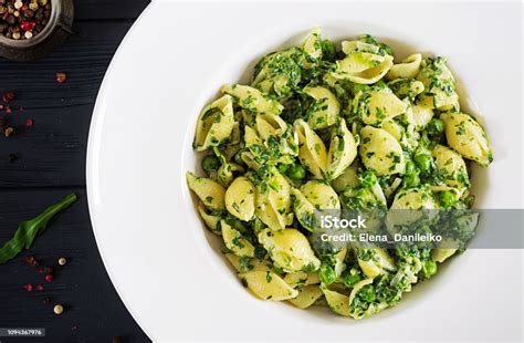 시금치와 녹색 완두콩 Pesto와 Conchiglie 파스타입니다 이탈리아 요리입니다 채식주의 음식입니다 상위 뷰 파스타