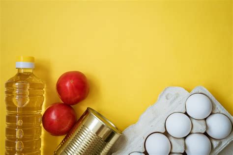 Nourriture Sur Un Jaune œufs De Légumes Et Huile Photo Gratuite