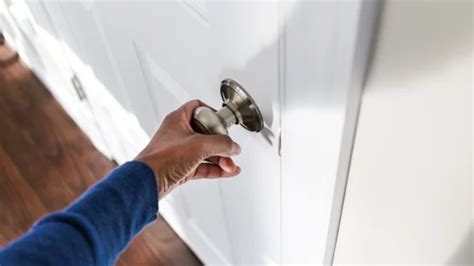 Pieke plezierde haar vriend toen zus binnenkwam Zat op mijn knieën LINDA nl