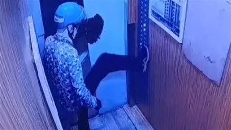 恶心！男子进电梯后向按键吐口水，还用鞋底摩擦按键凤凰网视频凤凰网