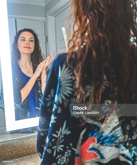 로션을 적용하는 국내 욕실에서 집에서 여성은 거울 아침 또는 야간 루틴을 보고 가정 생활에 대한 스톡 사진 및 기타 이미지 가정 생활 가정의 방 개수대 Istock