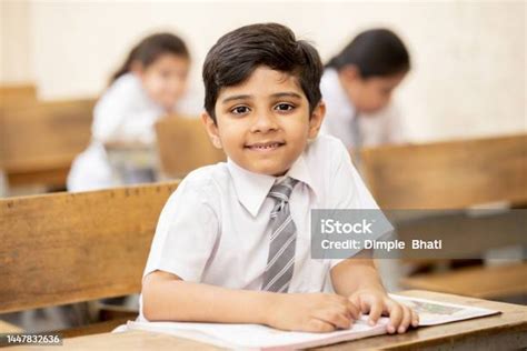 교실의 책상에 앉아 있는 행복한 인도 학교의 초상화 펜과 노트북을 들고 초등학교 교육 개념을 쓰는 학교 아이들의 초상화 6 7 살에 대한 스톡 사진 및 기타 이미지 Istock