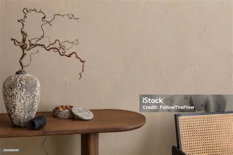 나무 콘솔 등나무 안락의자 나뭇가지가 있는 세련된 꽃병 둥근 관 및 개인 액세서리가 있는 미니멀한 거실 인테리어의 따뜻하고 아늑한 구성 가정 장식 템플렛 0명에 대한 스톡