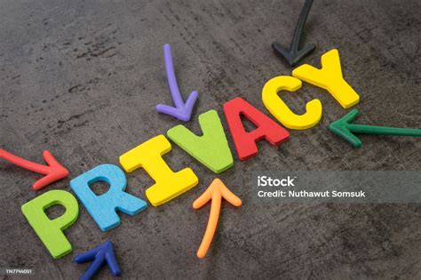 개인 정보 보호 Gdpr 또는 일반 데이터 보호 규정 개념 검은 칠판 벽의 중심에 단어 프라이버시를 가리키는 다채로운 화살표