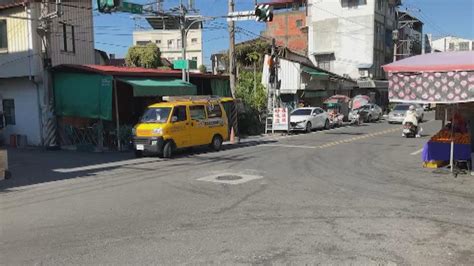 男子衝出往馬路上摔倒！ 車輛急煞險撞 Yahoo奇摩汽車機車