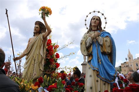 Eolie News La Processione Di Pasqua Alle Eolie Decima Parte L Incontro Tra Il Cristo E La