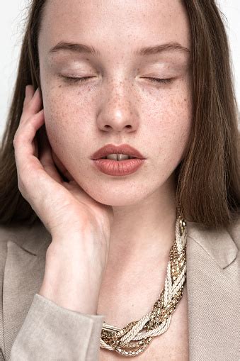 억제하여 기미와 주근깨의 생성을 아름다운 얼굴 및 눈 문닫음 2015년에 대한 스톡 사진 및 기타 이미지 2015년 가까운 갈색 Istock