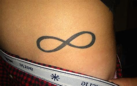 Ideas de tatuajes con símbolo infinito para mujeres