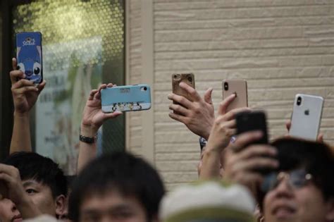 低頭族惹人厭！邊走邊滑手機意外叢生 日本民眾盼制定罰則 風傳媒