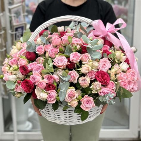55 кустовых роз в корзине Mix купить недорого доставка по Москве и области