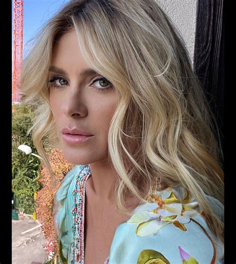 Foto Carolina Dieckmann Fez Uma Maquiagem Simples Para Ir Ao Cerimônia Ao Ar Livre Na Itália