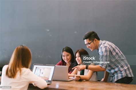 팀 캐주얼 토론 스타트업 프로젝트 비즈니스 미팅 또는 행복한 팀워크 브레인스토밍 컨셉의 젊은 아시아 비즈니스 동료 그룹 복사