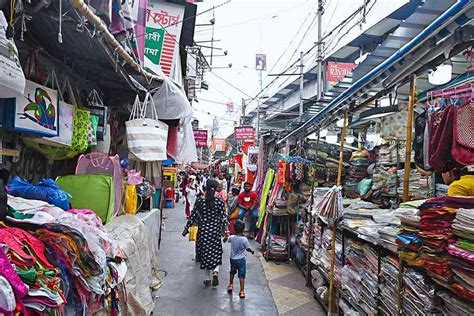 Hawkers Cop Prod Makes Gariahat Hawkers Remove Plastic Sheets From