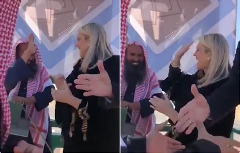 شاهد ملتحي يداعب أجنبية بـهاي فايف في سباق الهجن ويثير الجدل على