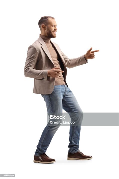 손가락으로 춤을 추고 몸짓을하는 젊은 남자의 전체 길이 프로필 샷 남자에 대한 스톡 사진 및 기타 이미지 남자 춤 컷아웃 Istock