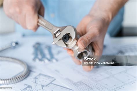 집에서 배관 프로젝트 그림 도표 아파트 건물의 물 공급 계획 집에서 수리를하는 남자 수리공 장치 부속품 호스 탭 조정가능한 렌치 압력 감속기 테이프 측정 3차원 형태에 대한