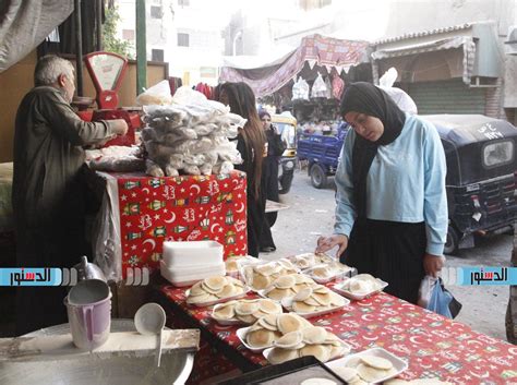 إقبال المصريين على شراء الحلويات فى رمضان