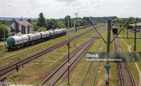 마차와 철도 선로와 기차 교통 시스템 철도 역 앞으로 가는 길은 철도입니다 현대 철도 인프라가 재건되었습니다 0명에 대한 스톡 사진 및 기타 이미지 Istock