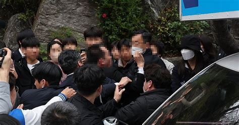 이재명 대표 유세 현장서 제지당하는 남성